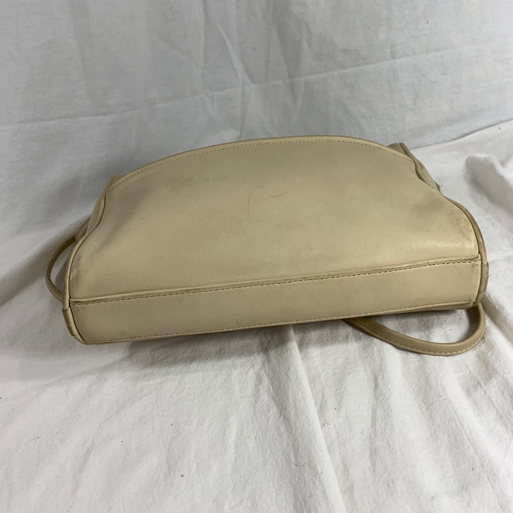 Coach Leatherware Usa Ivory Leather Shoulder Bag - Gem